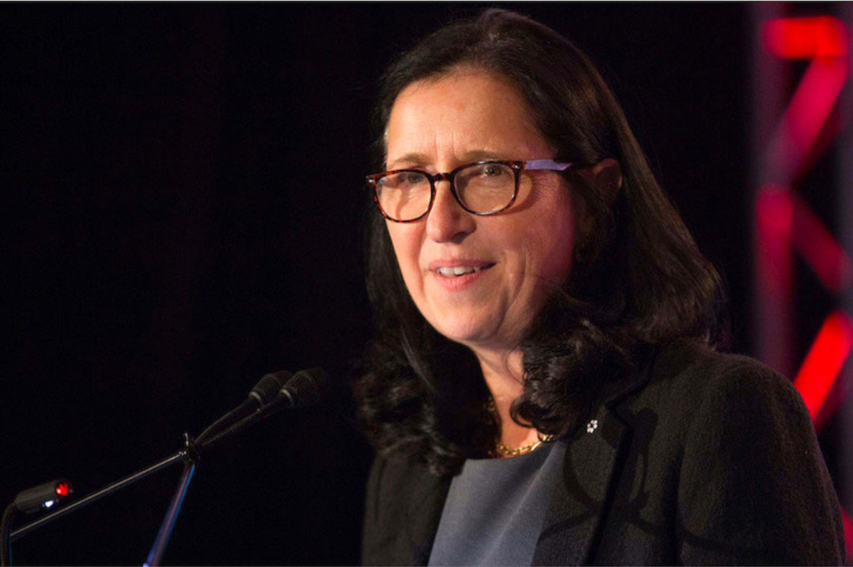 La présidente du COC Tricia Smith reçoit un diplôme honorifique ...